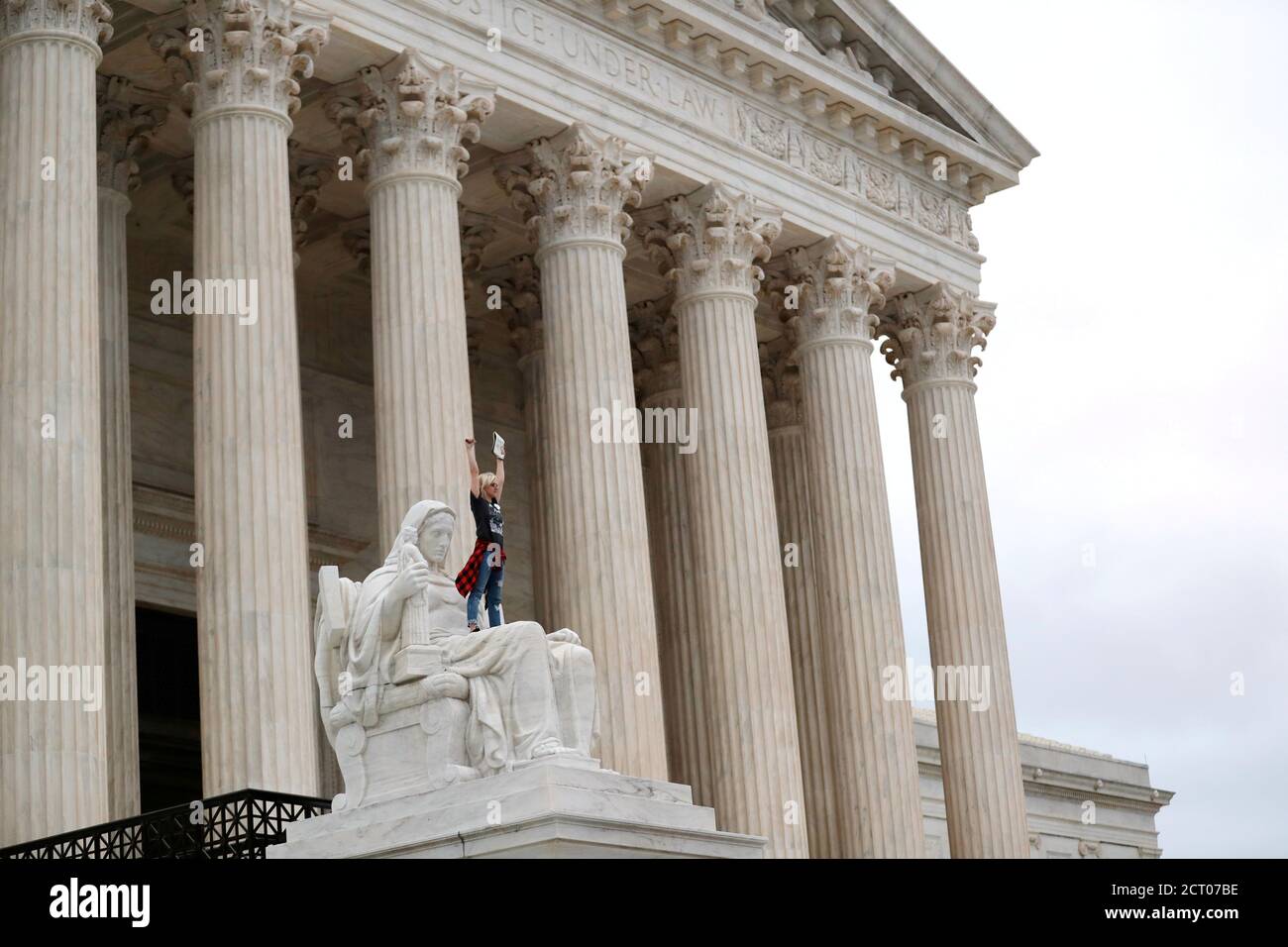 United states supreme court doors hi-res stock photography and images ...