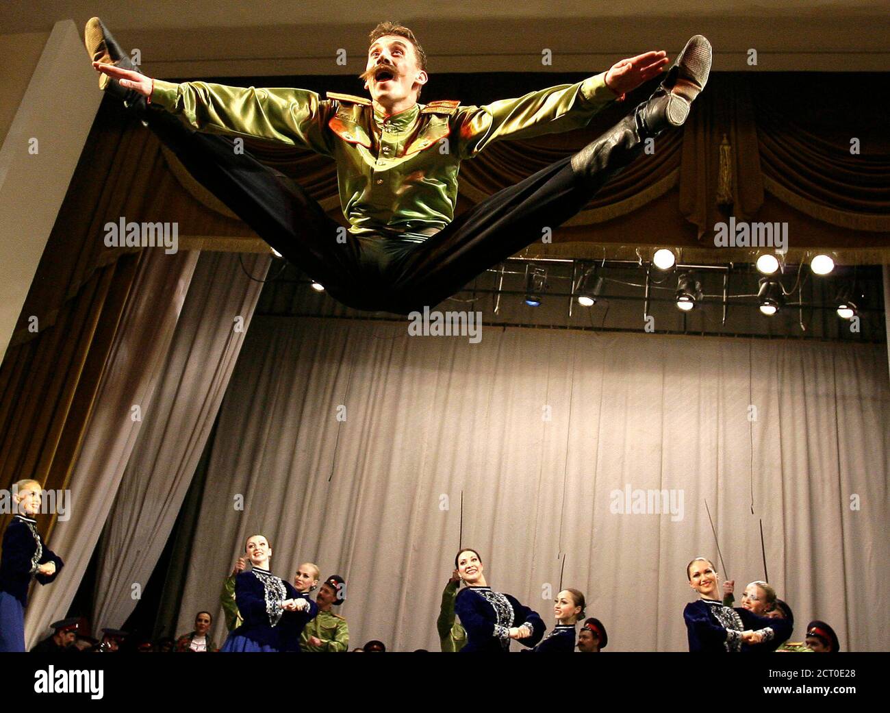 Cossacks dance hi-res stock photography and images - Alamy