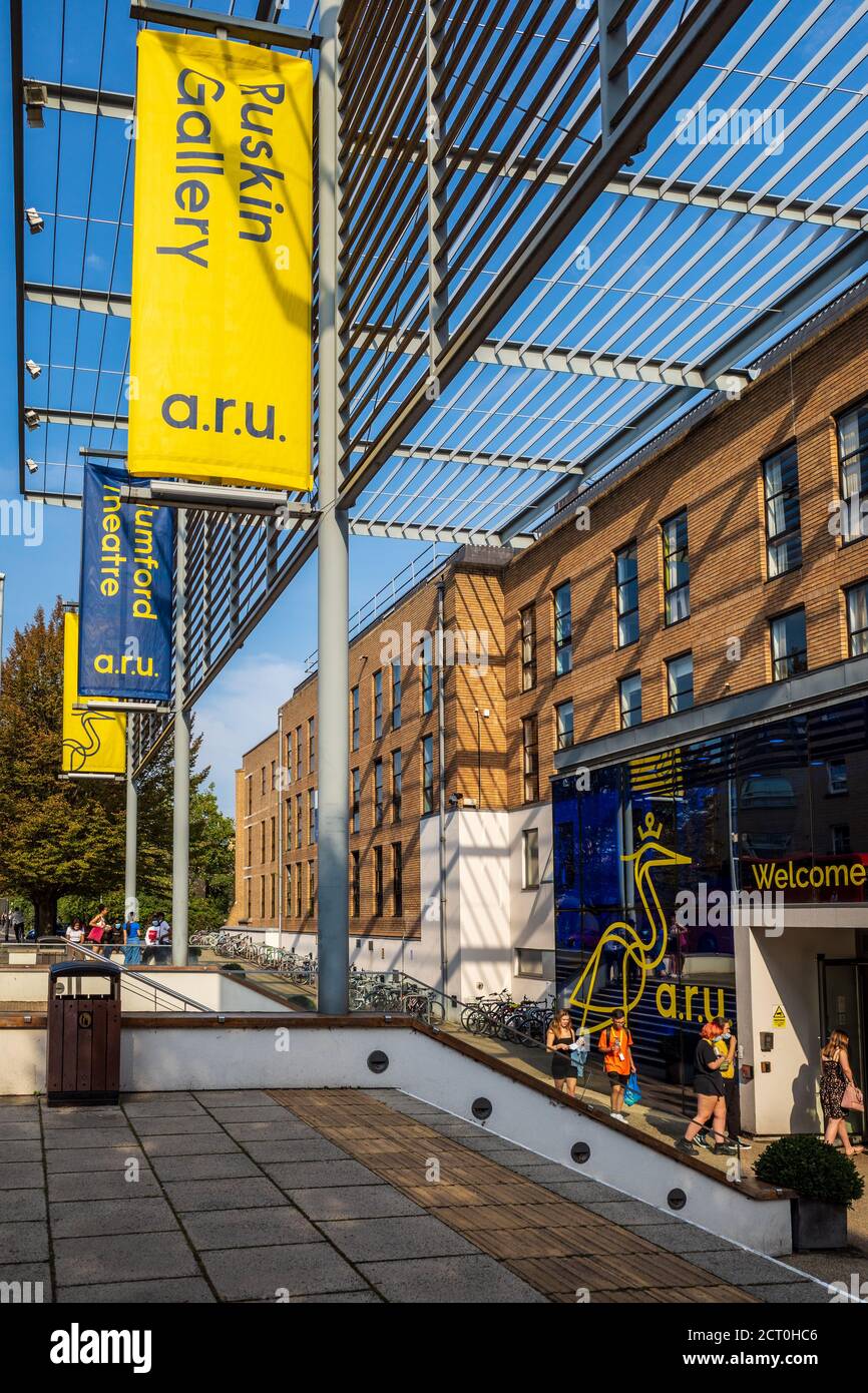 ARU Anglia Ruskin University Cambridge. New students arrive at hte ...
