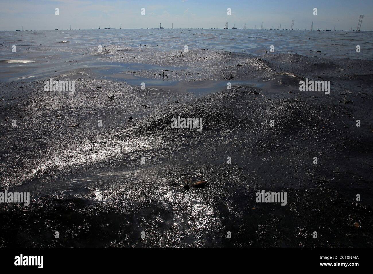Pollution in lake maracaibo, venezuela hi-res stock photography and ...