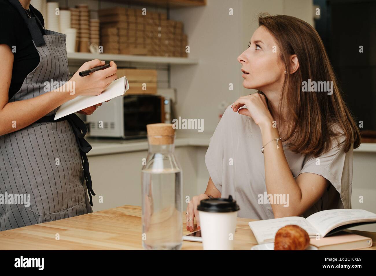 Beautiful woman from behind hi-res stock photography and images - Alamy