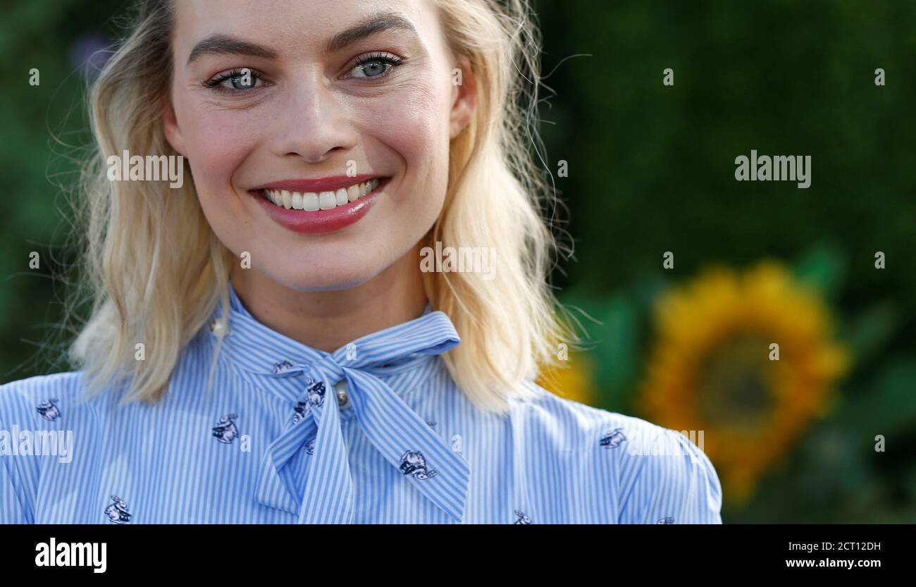 Peter rabbit movie hi-res stock photography and images - Alamy