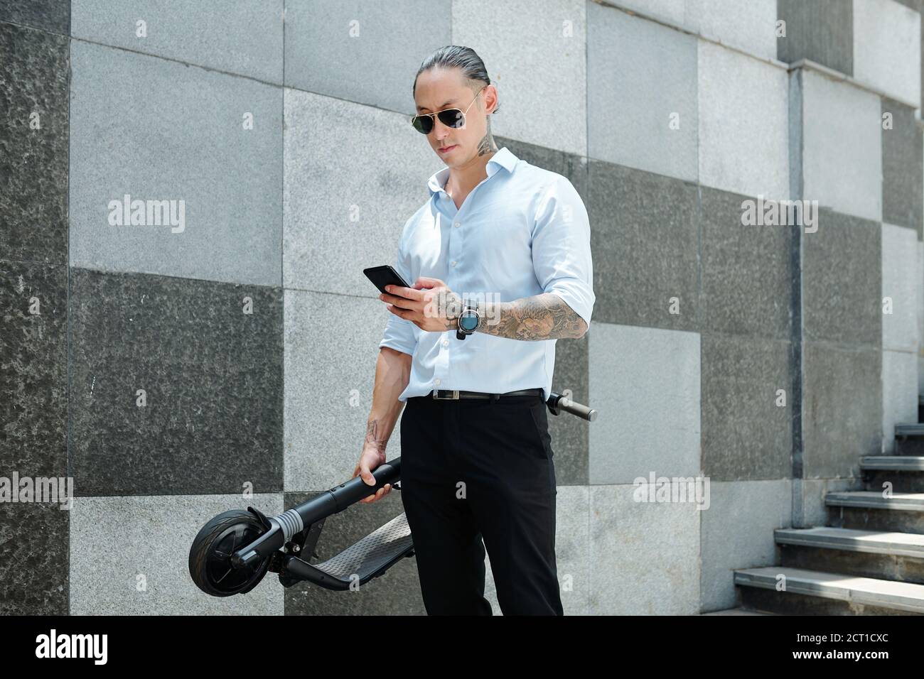 Checking messages while walking hi-res stock photography and images - Alamy