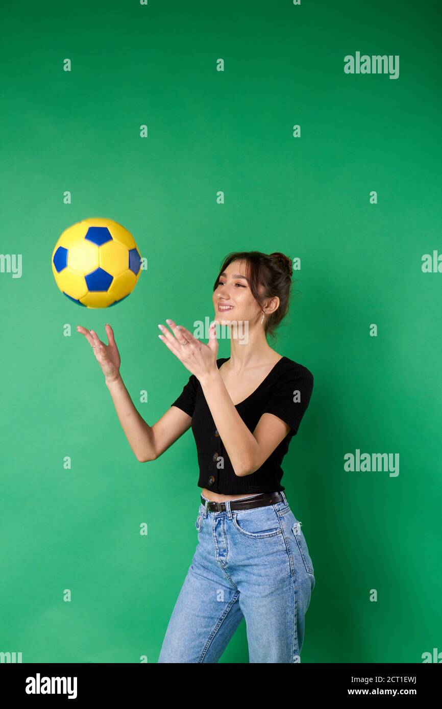 Adult football player throwing ball hi-res stock photography and images ...