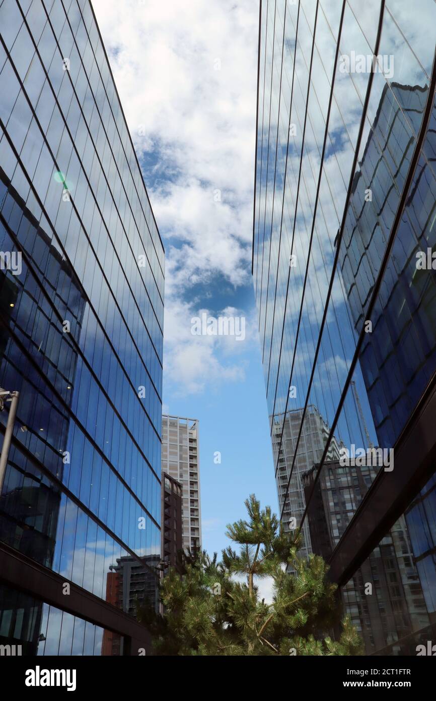 Skyscraper reflection office hi-res stock photography and images - Alamy