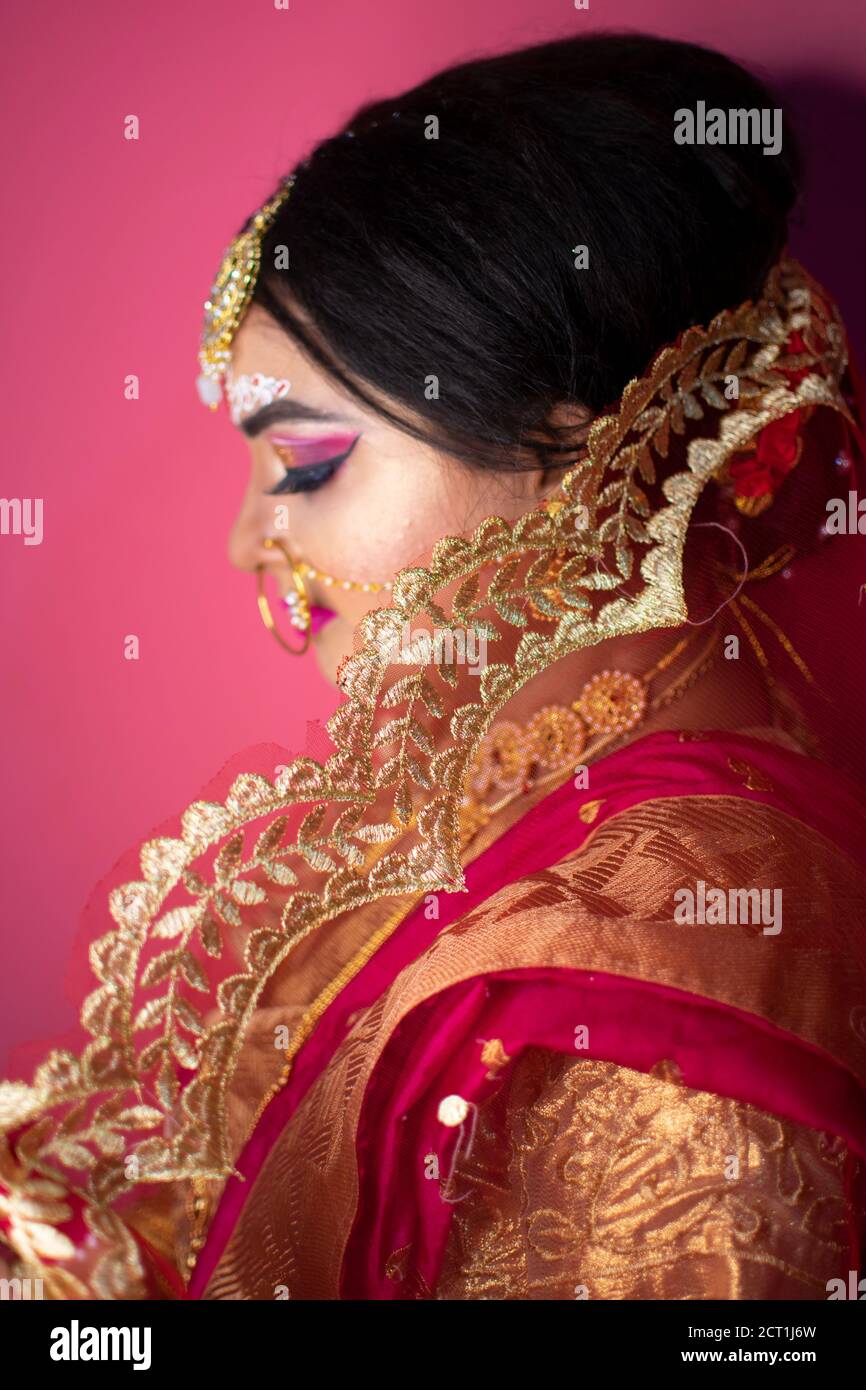 Indian bride dressed in Hindu red traditional wedding clothes sari ...