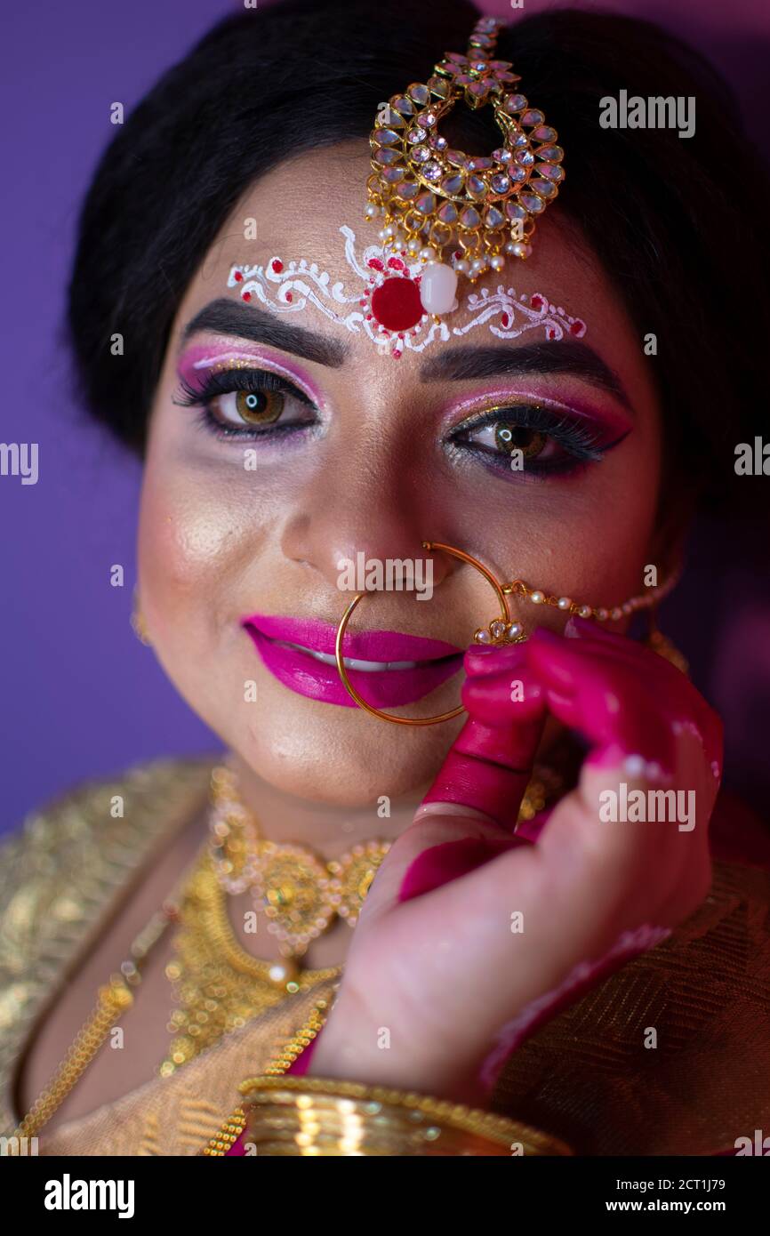 Indian bride dressed in Hindu red traditional wedding clothes sari ...