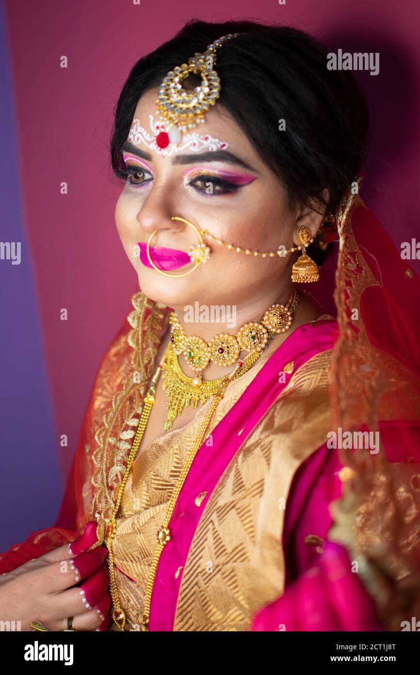 Indian bride dressed in Hindu red traditional wedding clothes sari ...