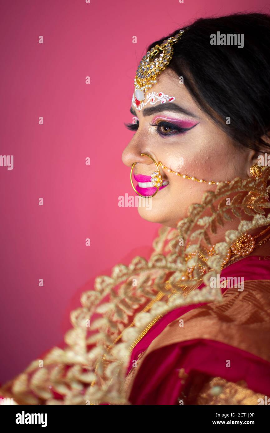 Indian bride dressed in Hindu red traditional wedding clothes sari ...