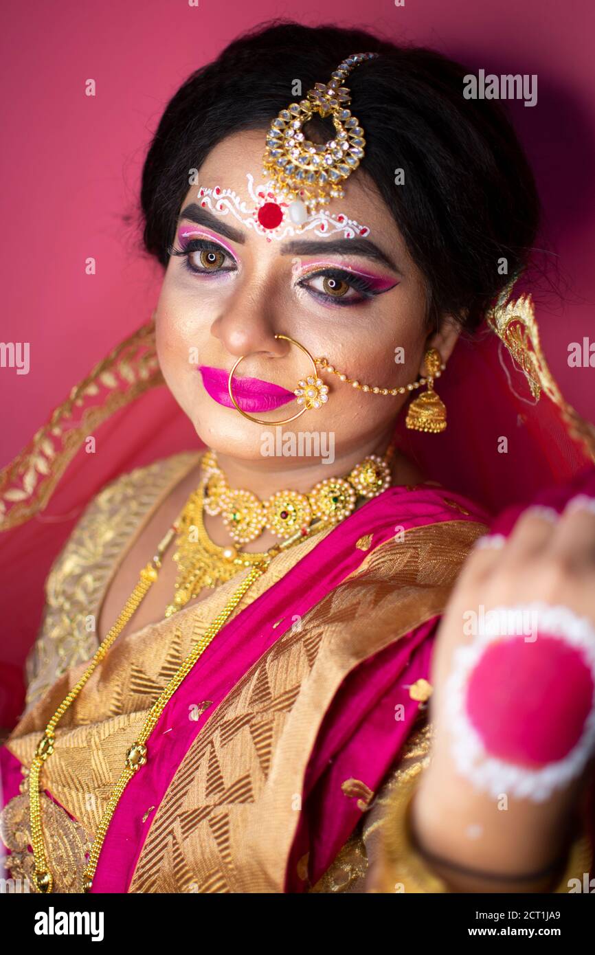 Indian bride dressed in Hindu red traditional wedding clothes sari ...