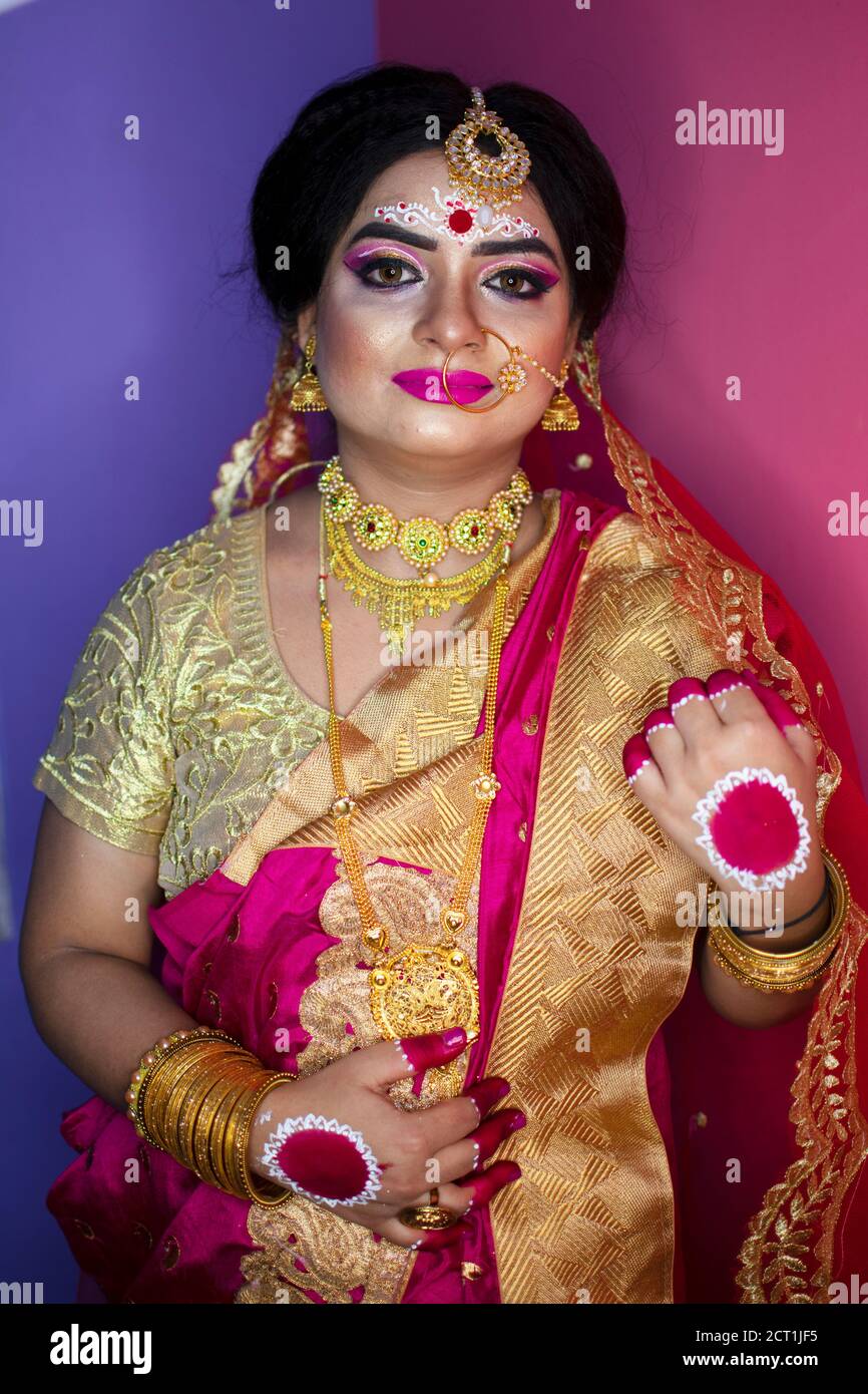 Indian bride dressed in Hindu red traditional wedding clothes sari ...