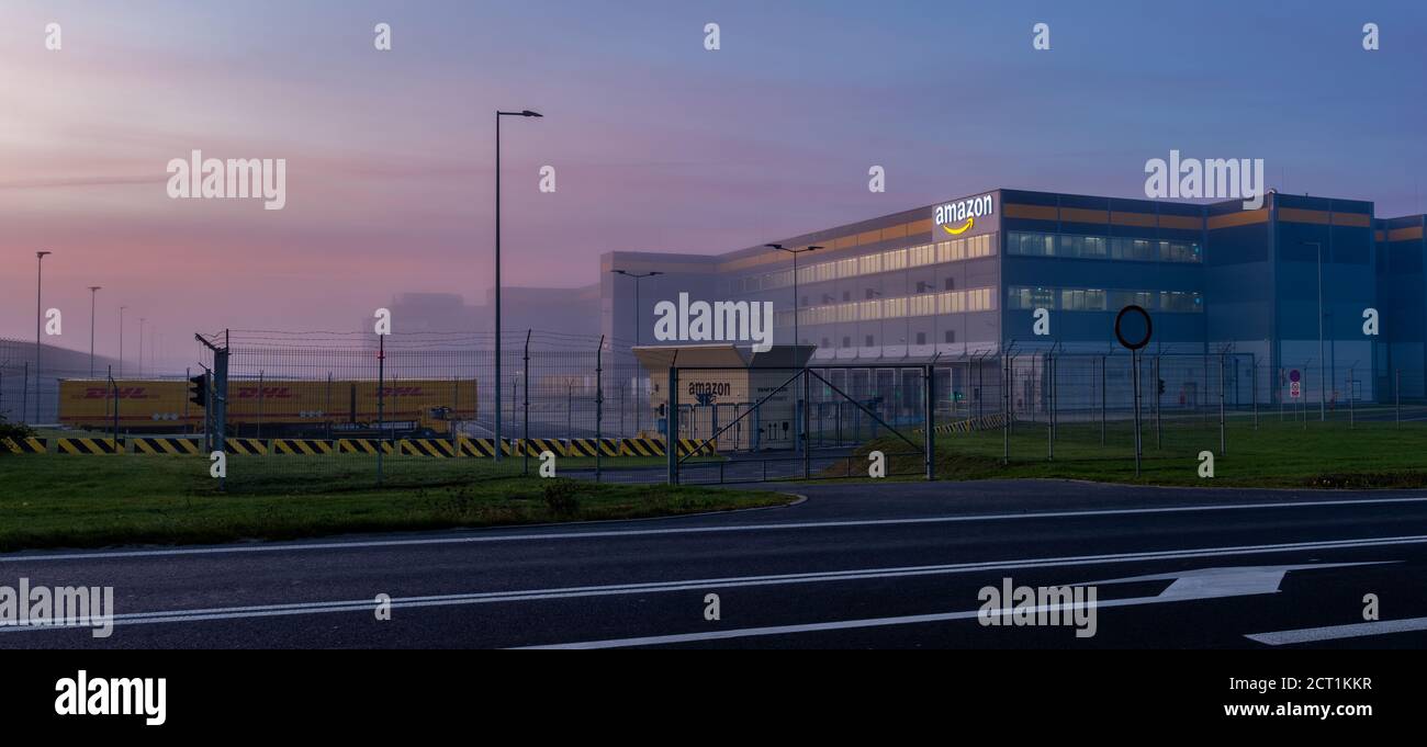 Amazon warehouse fulfillment centre in hi-res stock photography and ...