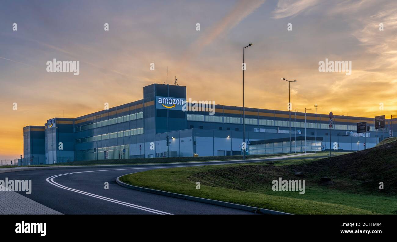 Amazon fulfillment center hi-res stock photography and images - Alamy
