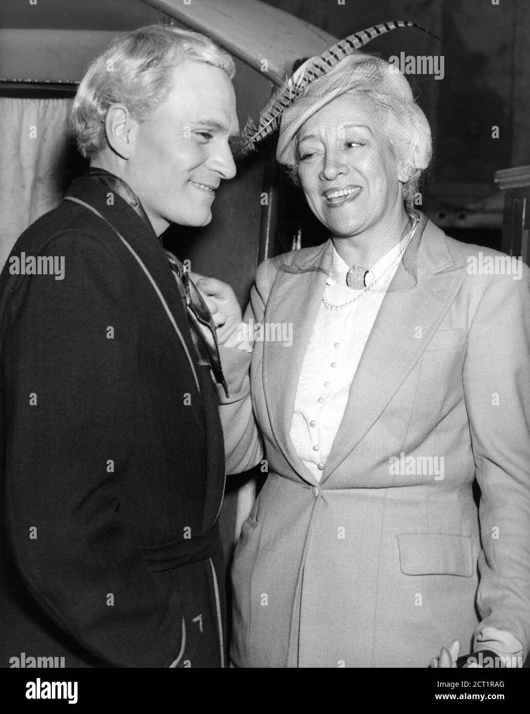 LAURENCE OLIVIER and visitor French actress FRANCOISE ROSAY on set candid during filming of ...