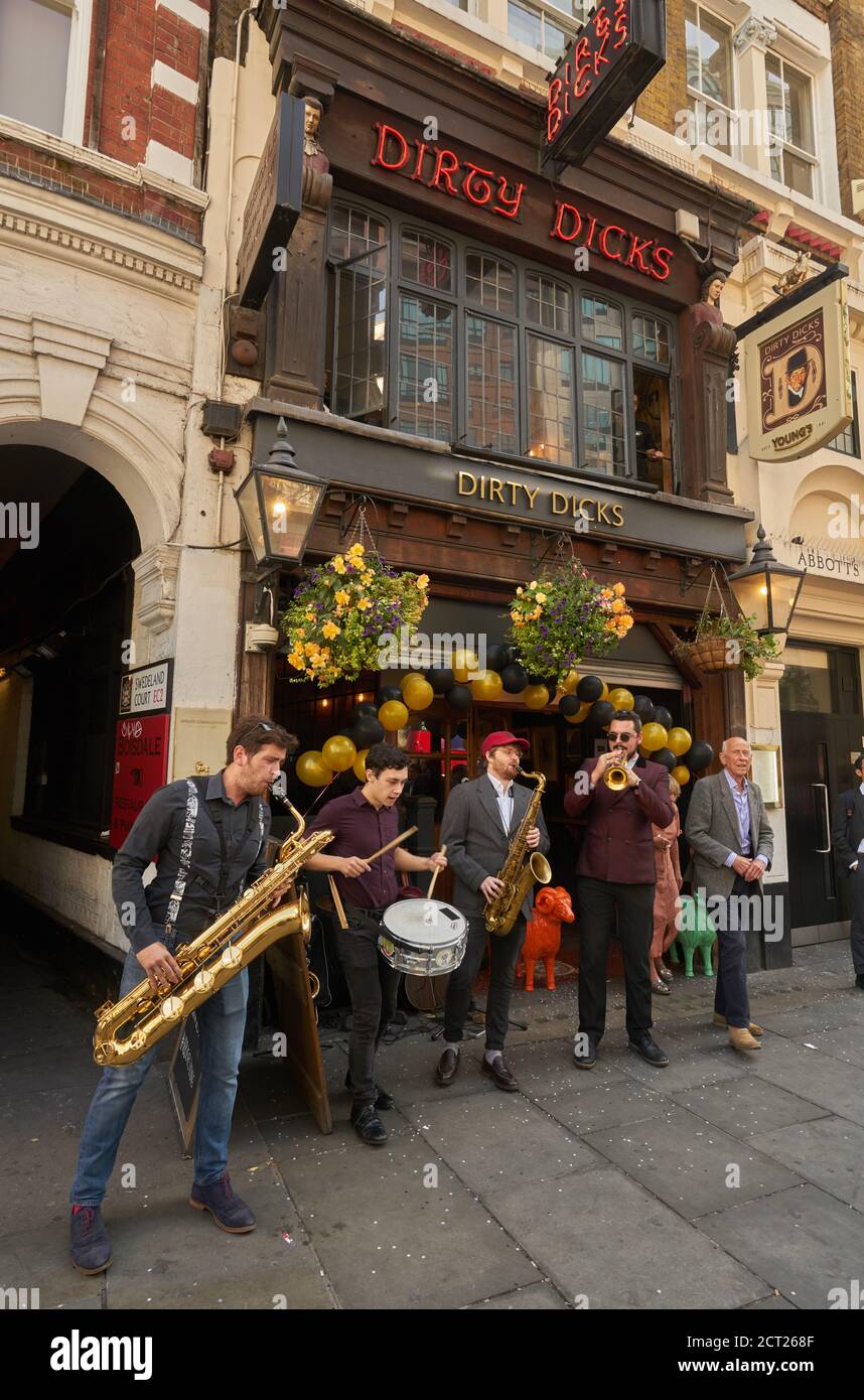 Musicians playing music in pub hi-res stock photography and images - Alamy