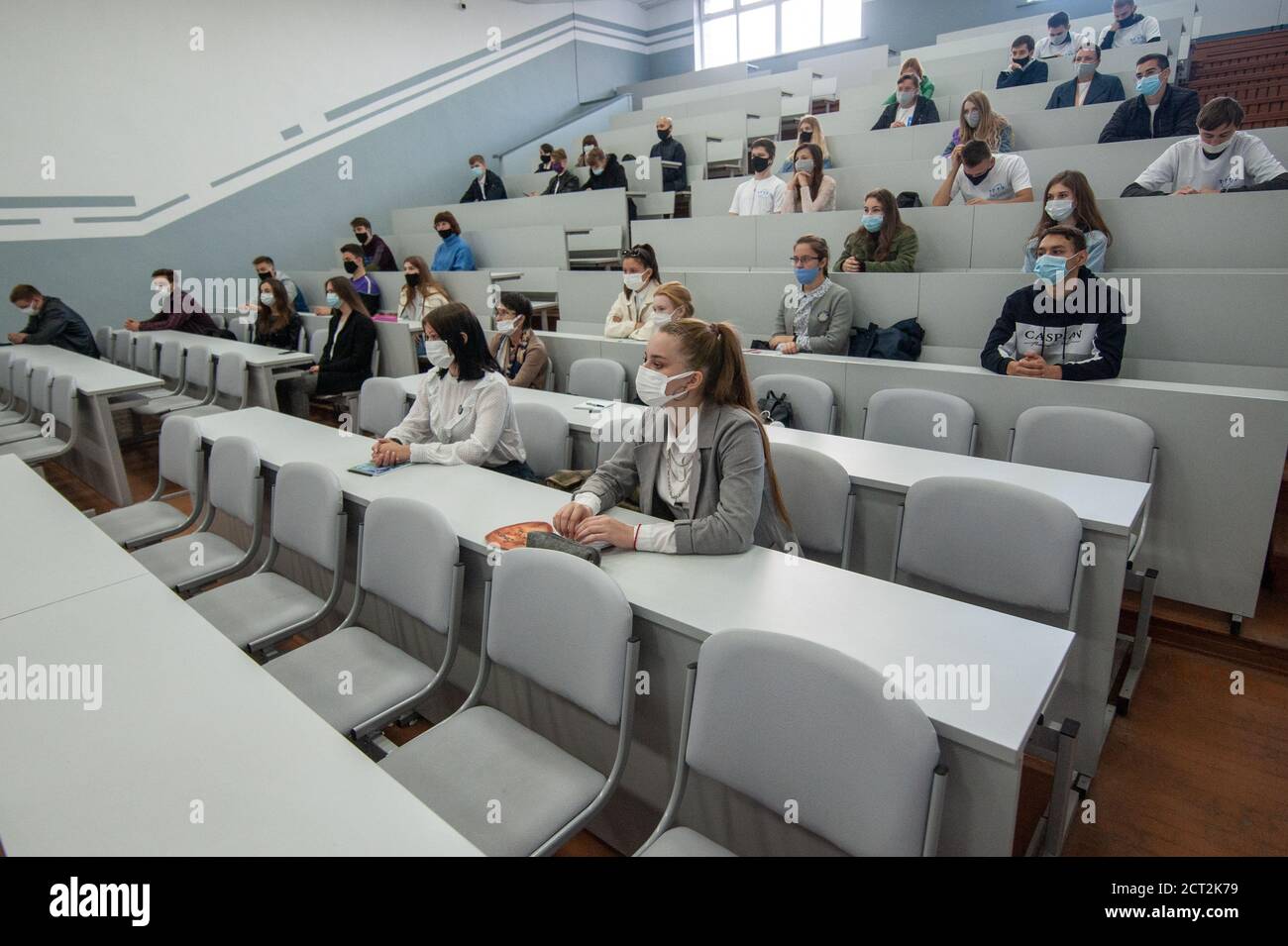 High school students wearing masks hi-res stock photography and images ...