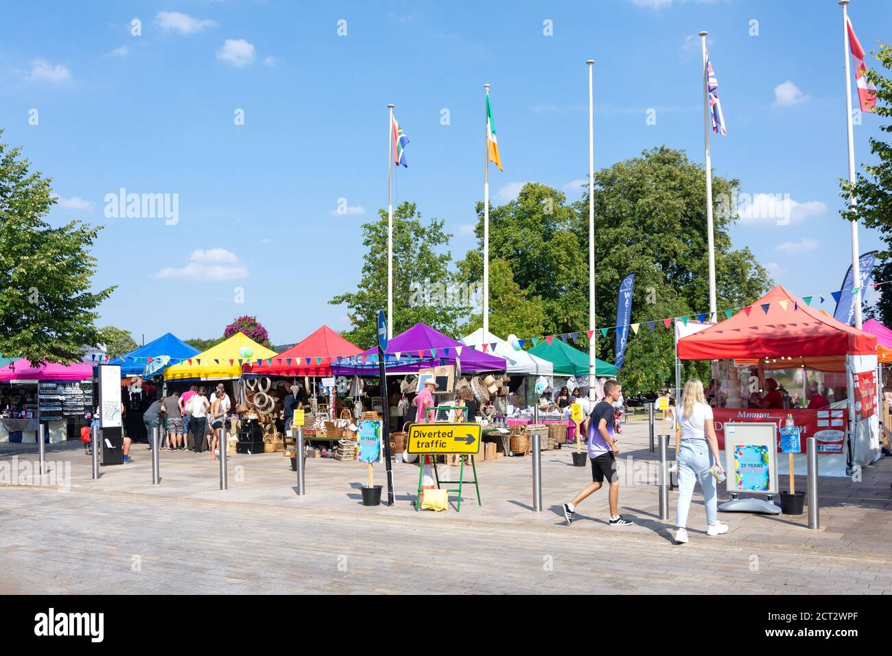 Waterside Upmarket outdoor market, Sheep Street, Stratford-upon-Avon ...