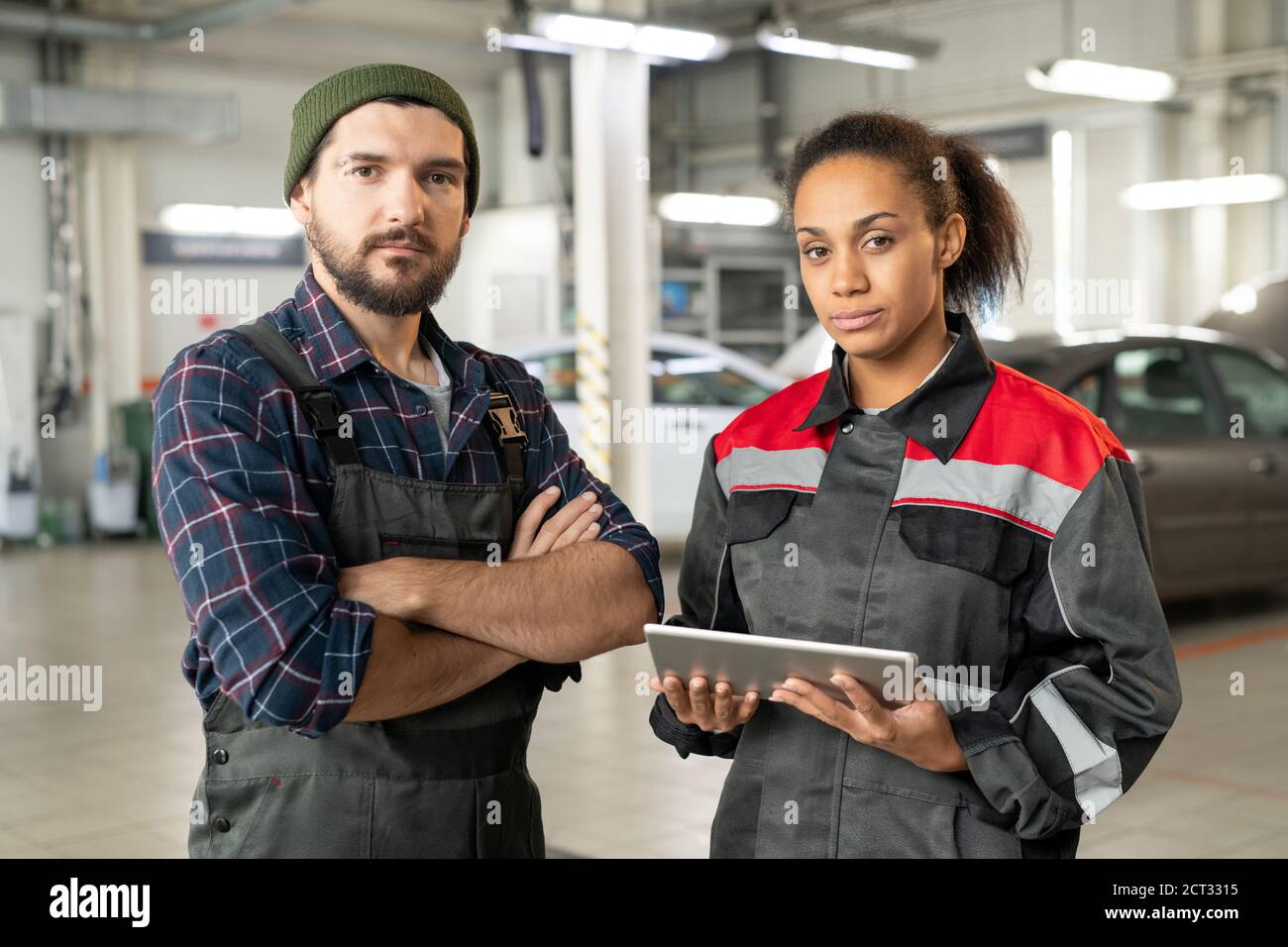 Car factory workers hi-res stock photography and images - Alamy