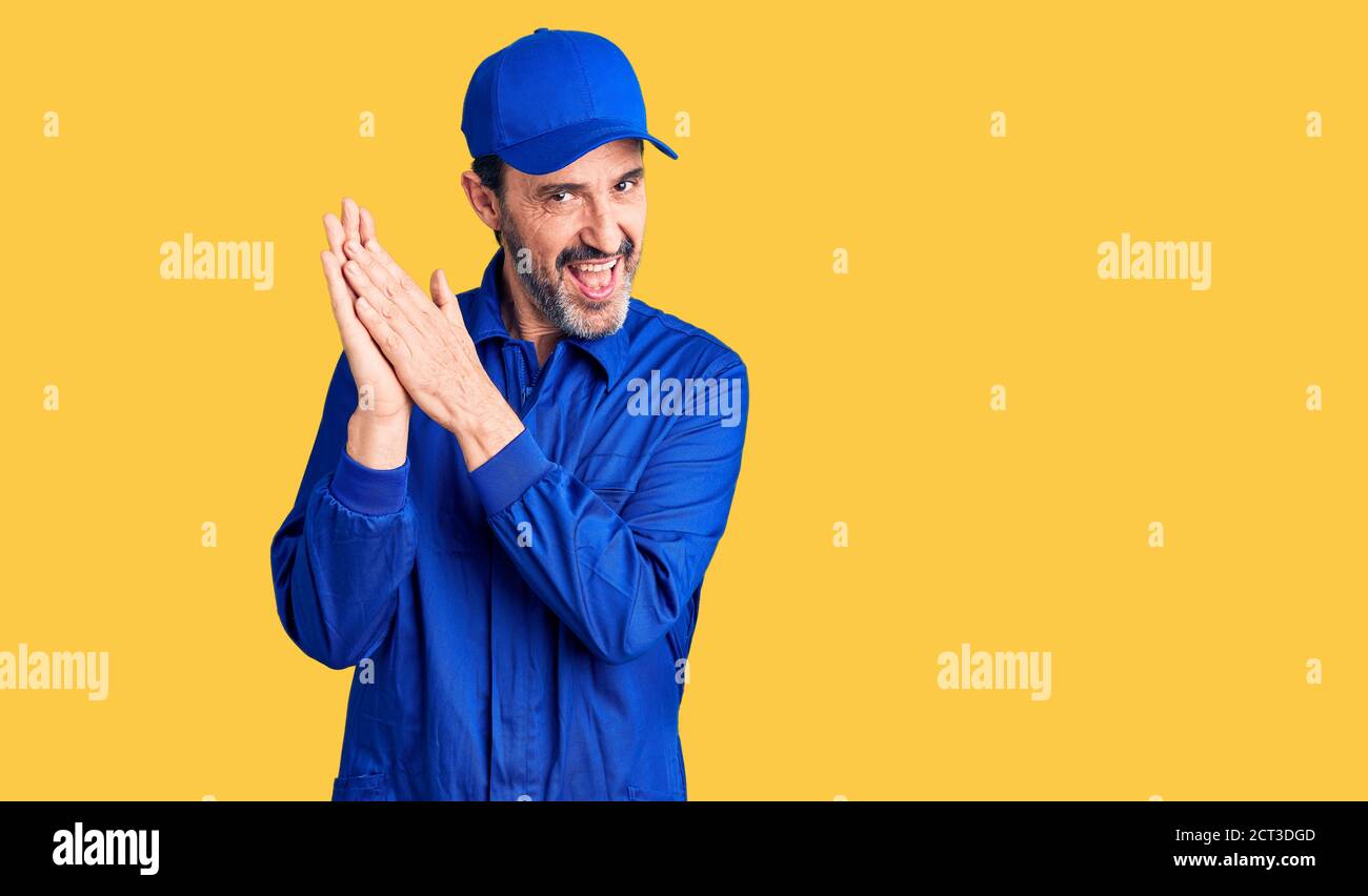 Uniform clapping smiling hi-res stock photography and images - Alamy
