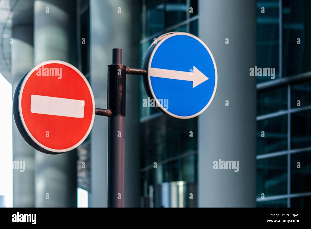 No entry with right arrow sign hi-res stock photography and images - Alamy
