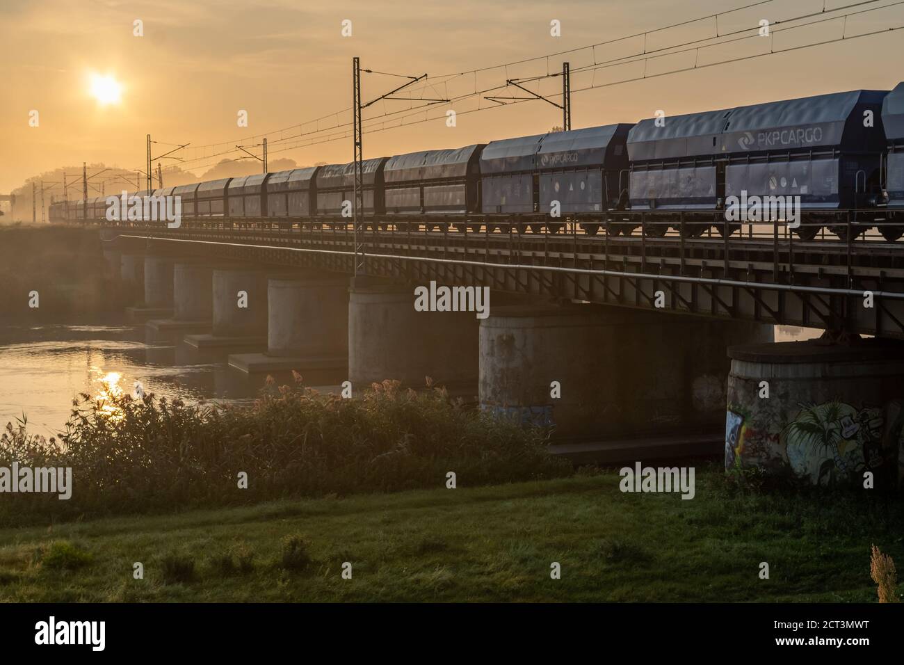 Train going over a bridge hi-res stock photography and images - Alamy