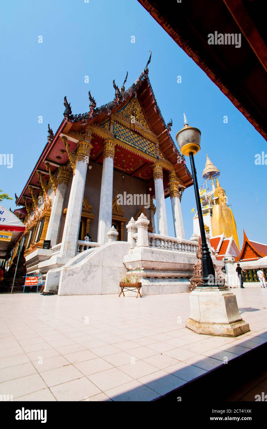 Wat Intharawihan, temple of the standing Buddha, Bangkok, Thailand ...