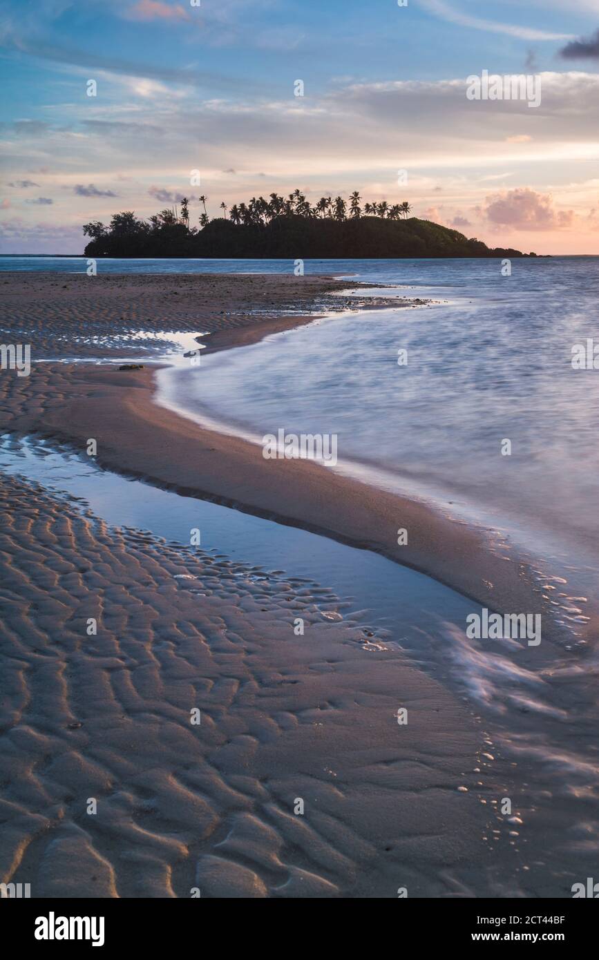 Sunrise at Muri Beach and tropical Motu Taakoka Island, Rarotonga, Cook ...