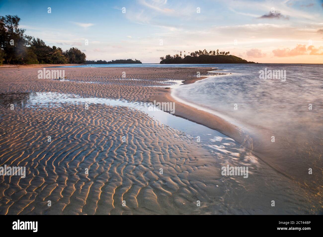 Sunrise at Muri Beach and tropical Motu Taakoka Island, Rarotonga, Cook ...