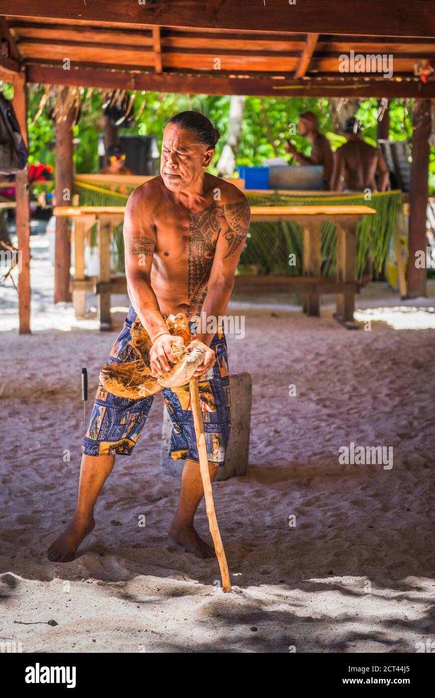 Husking a coconut, Captain Tama's Lagoon Cruizes, Muri Lagoon ...