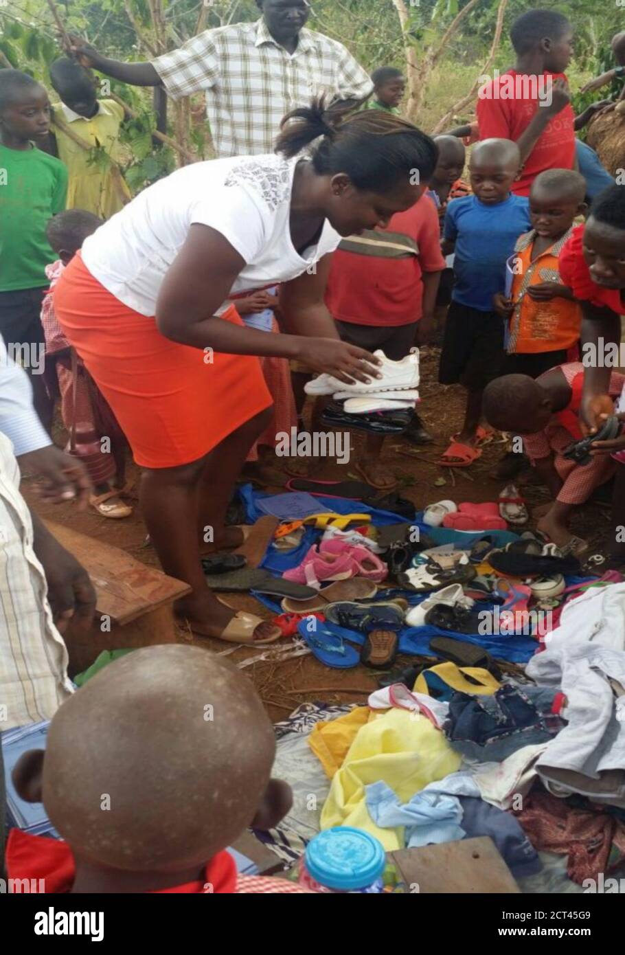 Children receiving food hi-res stock photography and images - Alamy