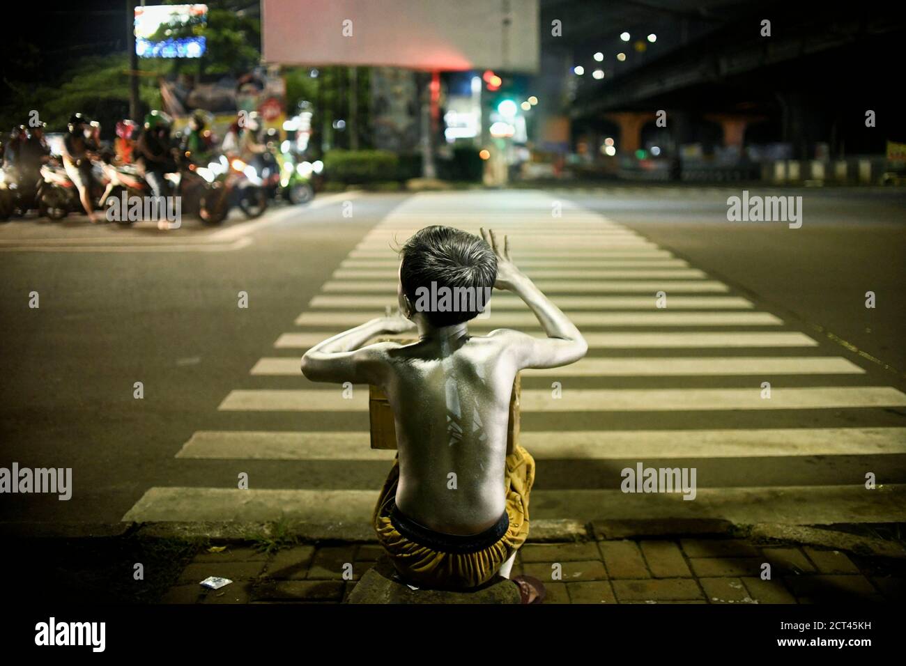 Man in silver body paint hi-res stock photography and images - Alamy