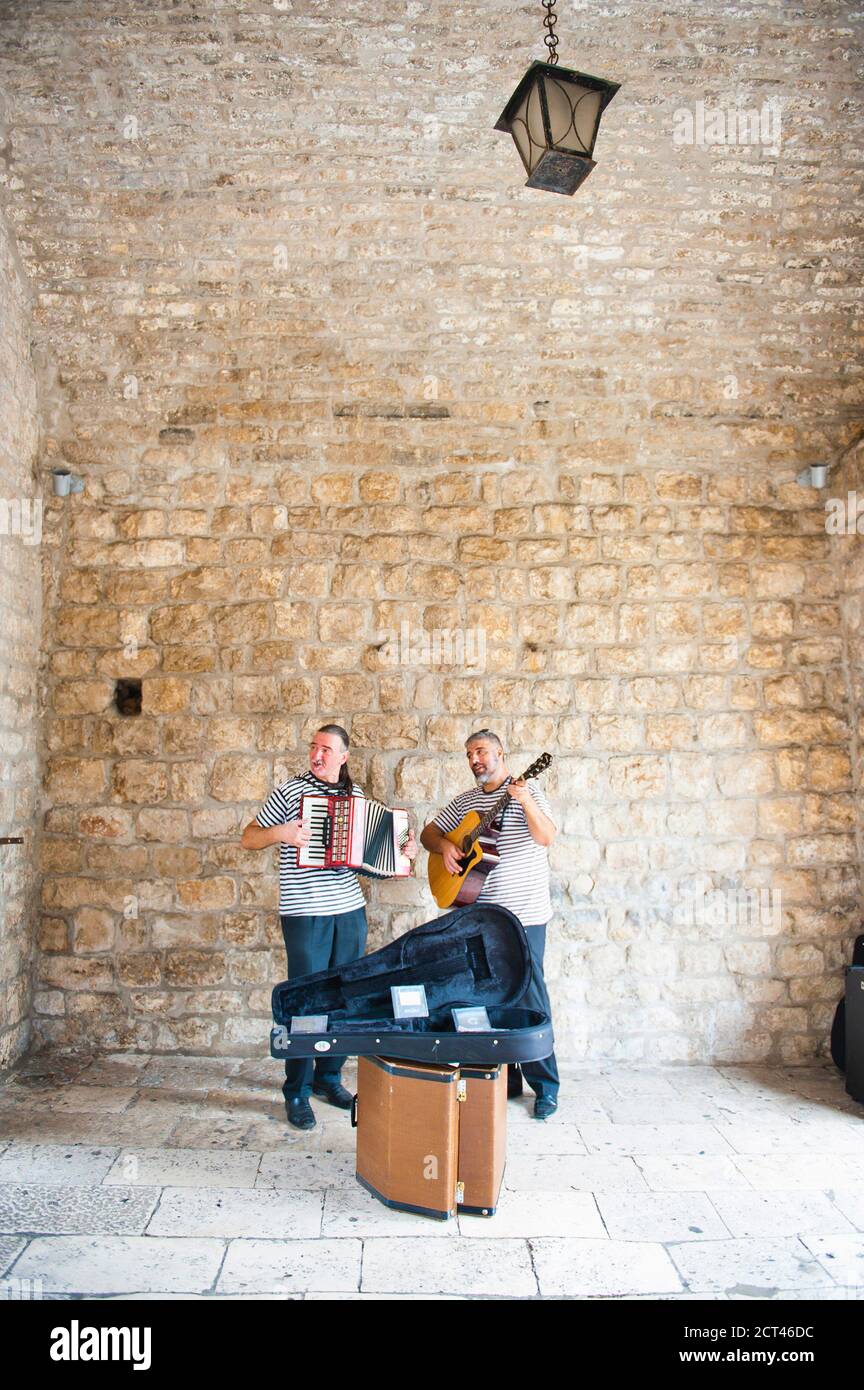 Busking guitars hi-res stock photography and images - Alamy