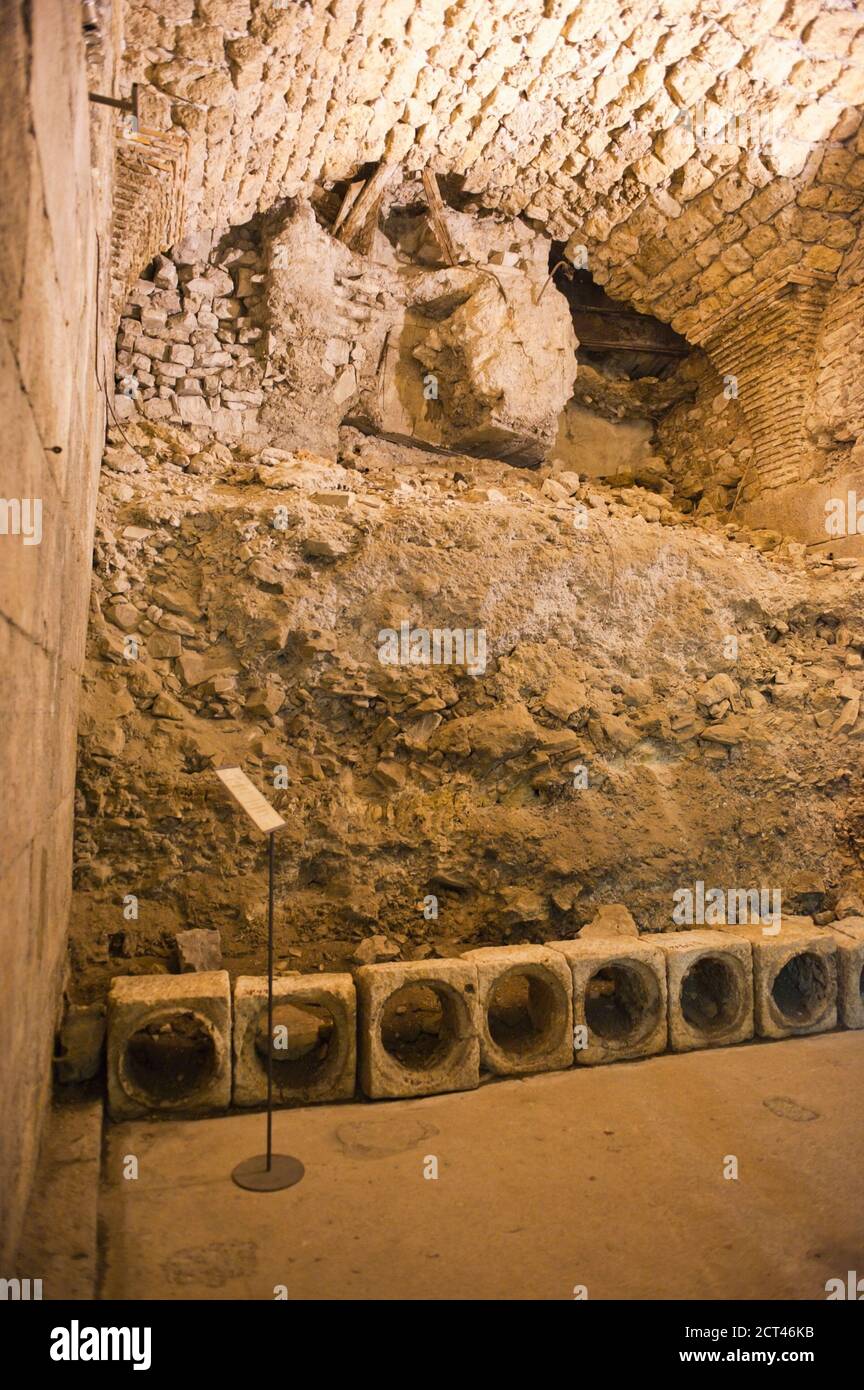 Underground halls split hi-res stock photography and images - Alamy