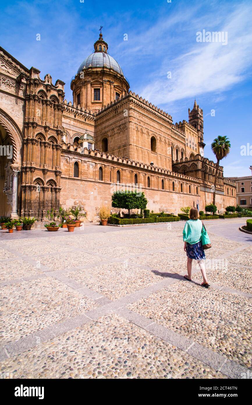 Tourist sightseeing at Palermo Cathedral (Duomo di Palermo), Sicily ...