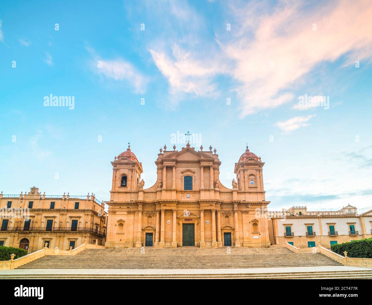 Sunrise at St Nicholas Cathedral (Noto Cathedral, Cattedrale di Noto ...