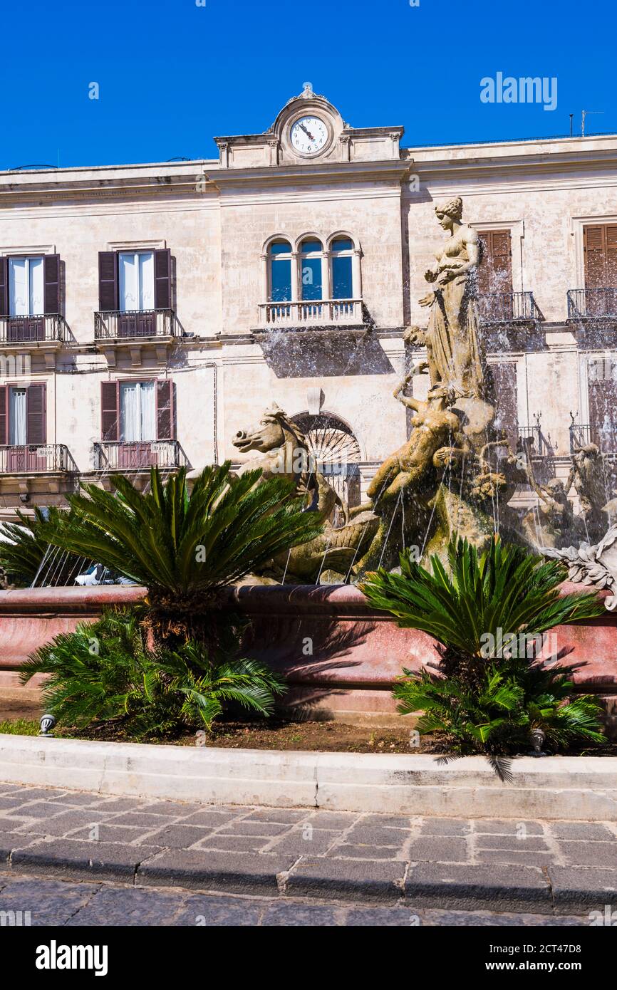 Fountain of Artemis, Archimedes Square (Piazza Archimede), Ortigia ...