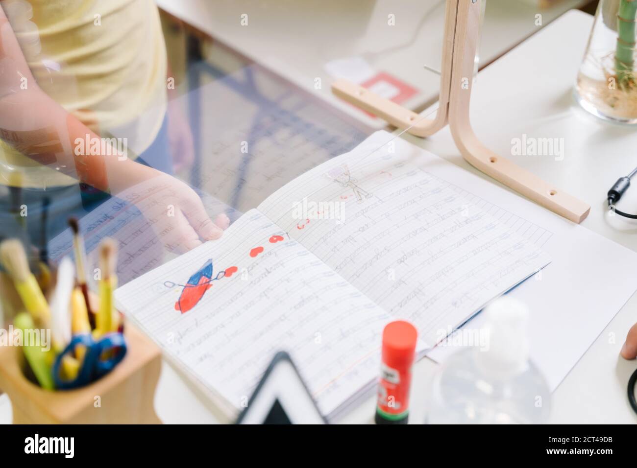 Kids sitting back to back hi-res stock photography and images - Alamy