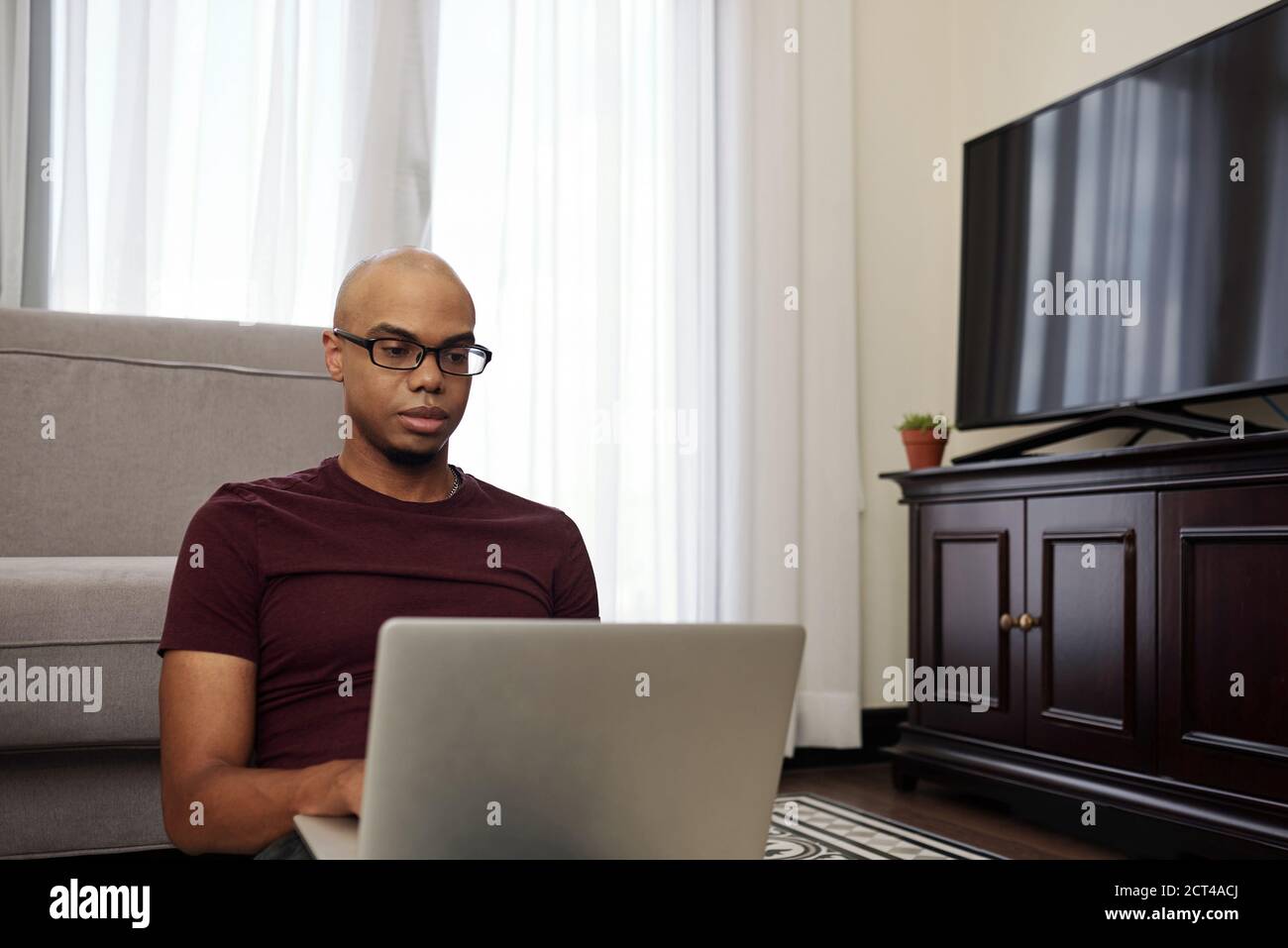 Freelancer men hi-res stock photography and images - Alamy