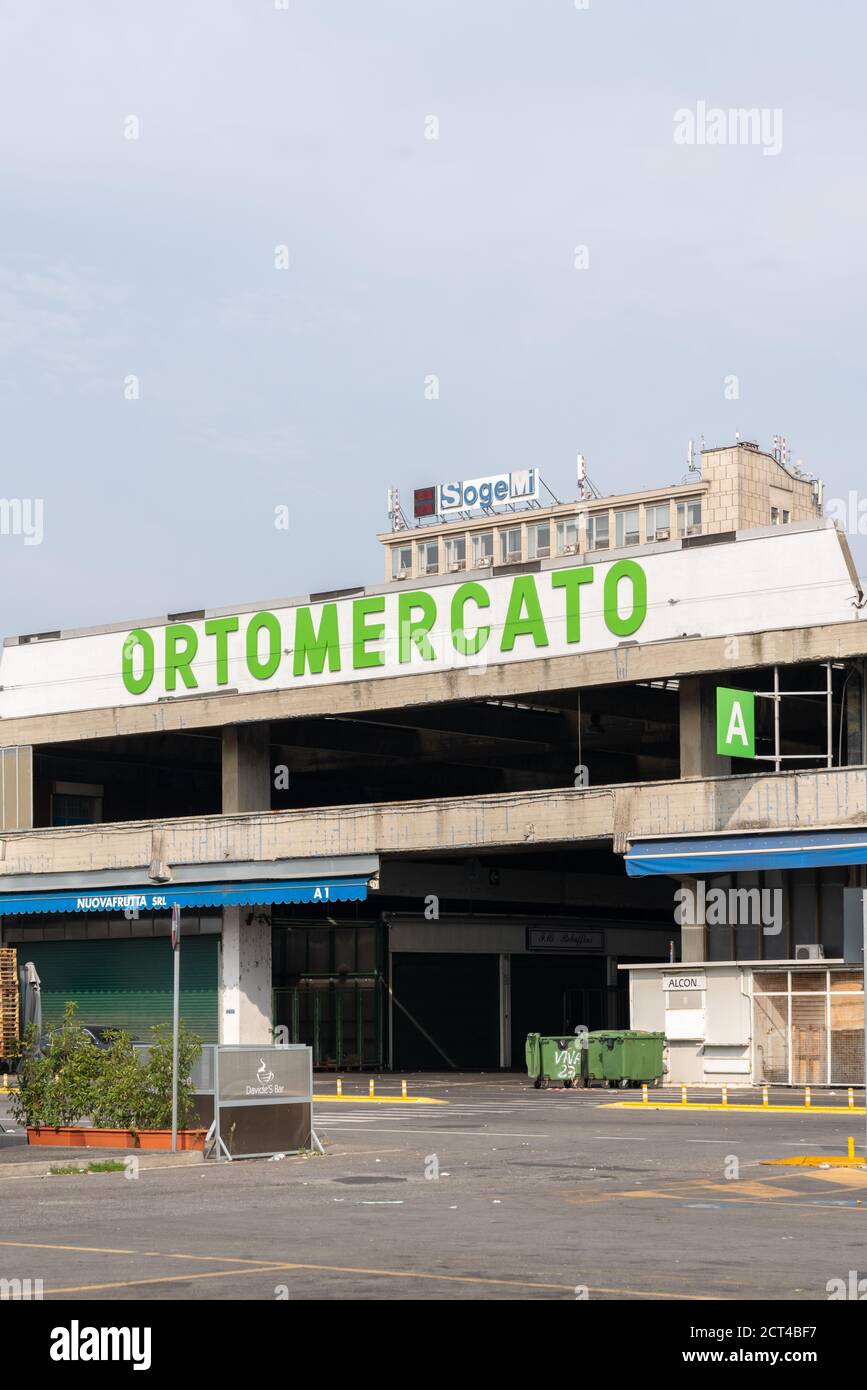 Milan,Italy-09 19 2020: Overview of the vegetables and fruits Wholesale ...