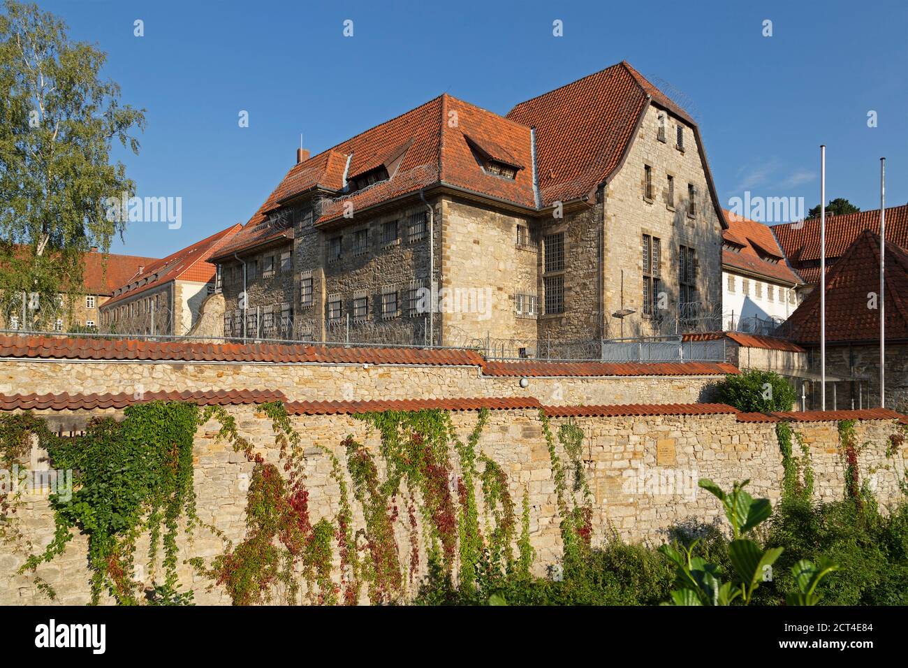 Women buildings hi-res stock photography and images - Alamy