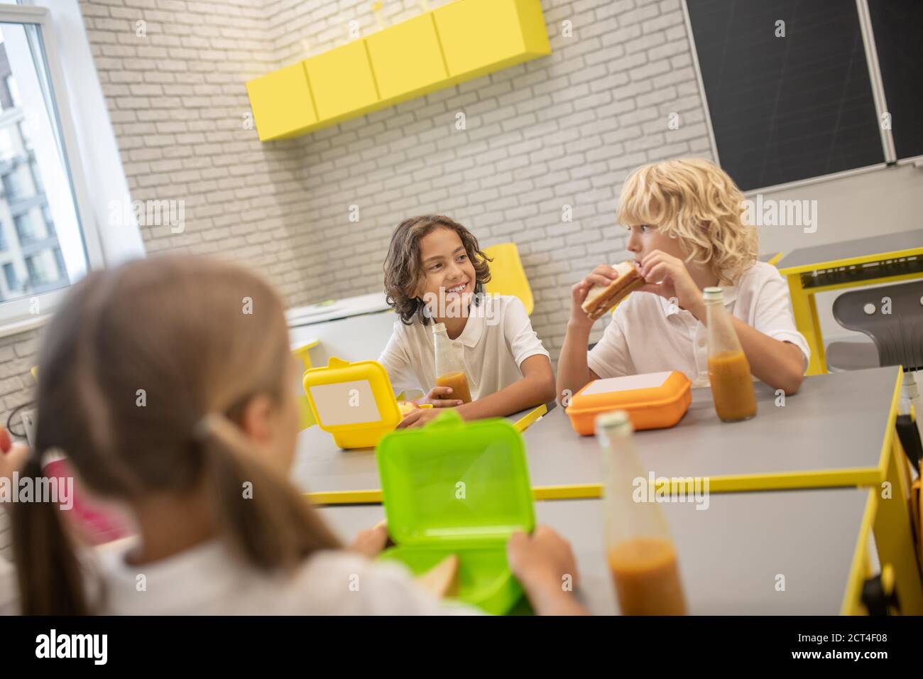 Children having lunch in the classroom together Stock Photo - Alamy