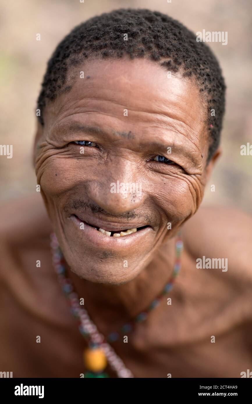 San men hunting hi-res stock photography and images - Alamy