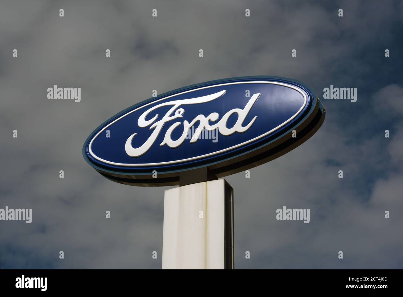 Ford blue oval logo hi-res stock photography and images - Alamy