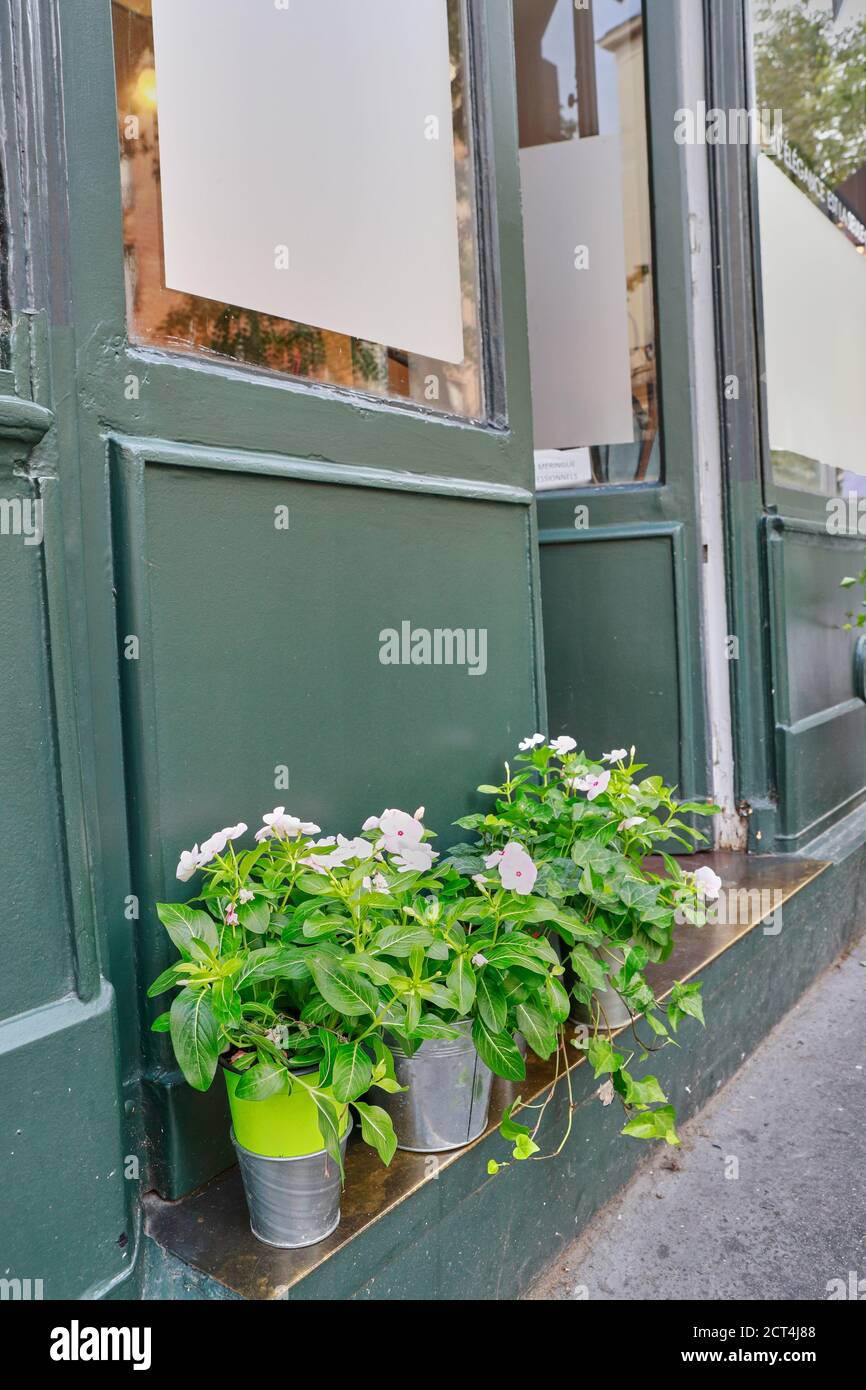 Paris flower store front hi-res stock photography and images - Alamy
