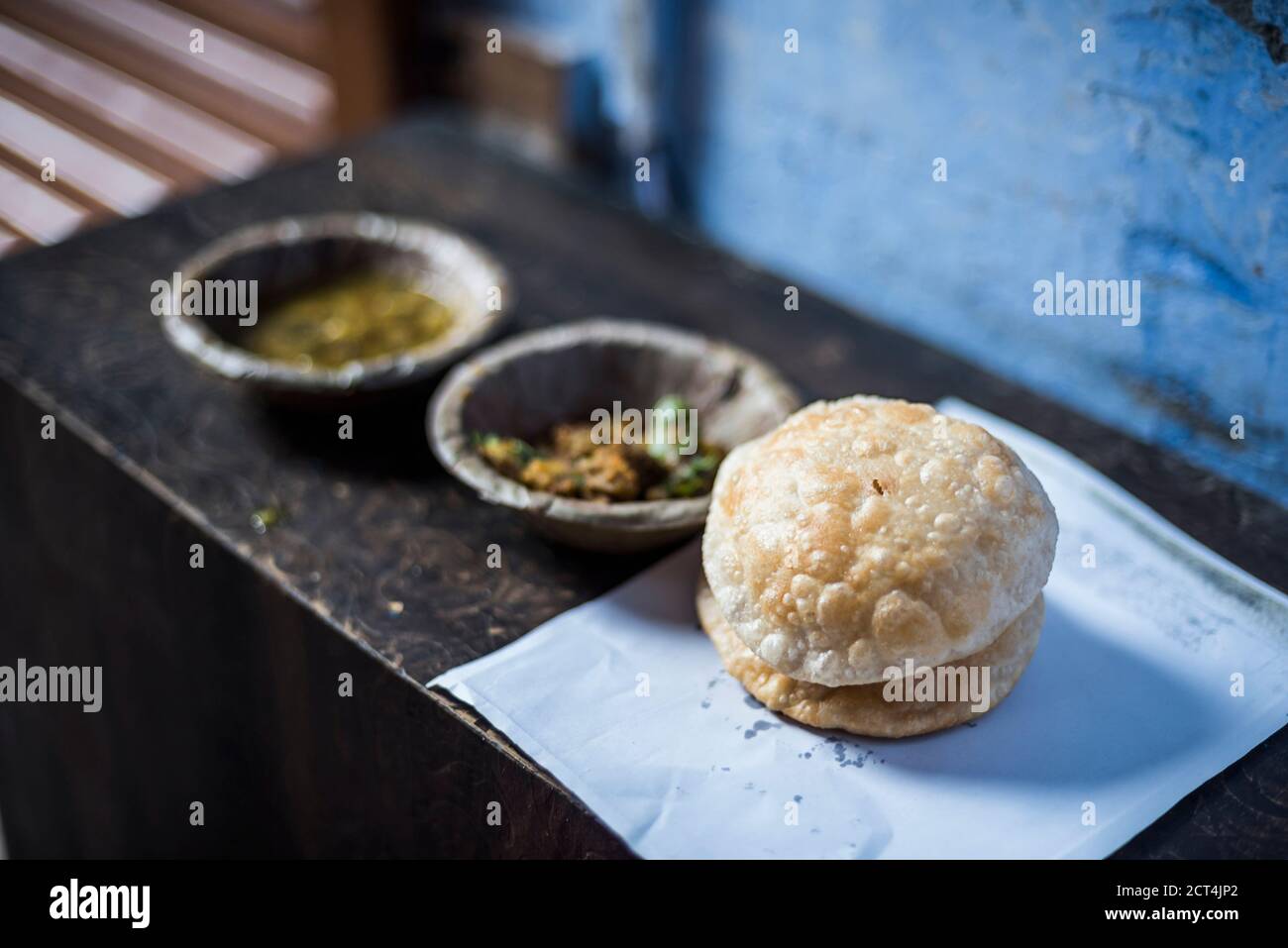 Traditional Indian food at a market in Lucknow, Uttar Pradesh, India ...