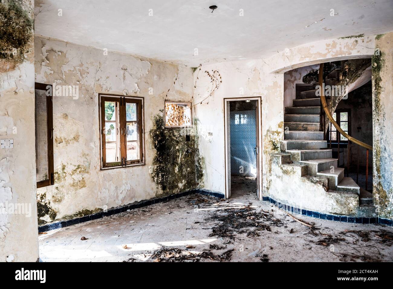 Ruined interiors hi-res stock photography and images - Alamy