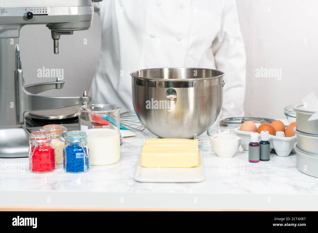 Baking homemade round vanilla cake Stock Photo - Alamy