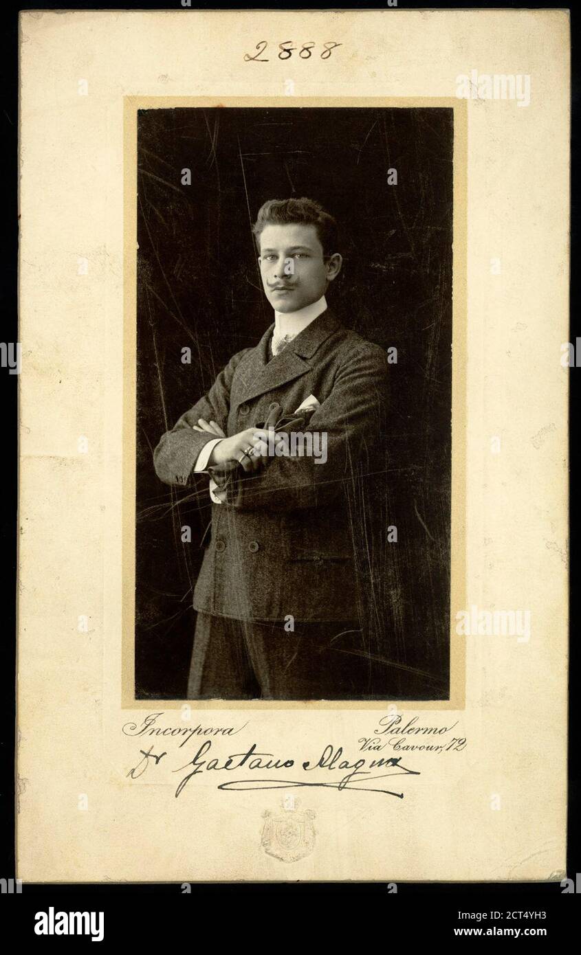 1940s doctor photo hi-res stock photography and images - Alamy