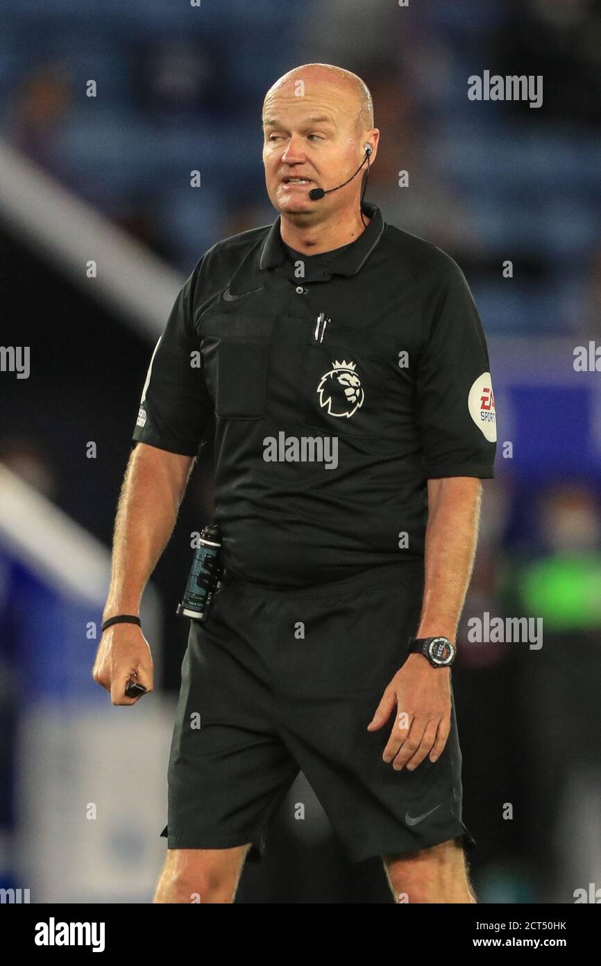 Referee Lee Mason during the game Stock Photo - Alamy