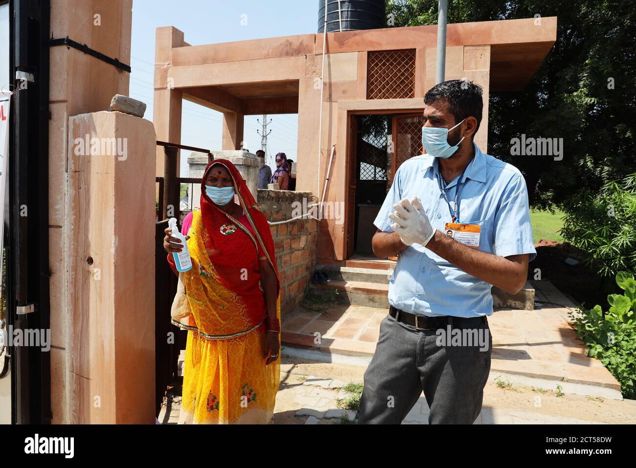 Indian school students and staff hi-res stock photography and images ...